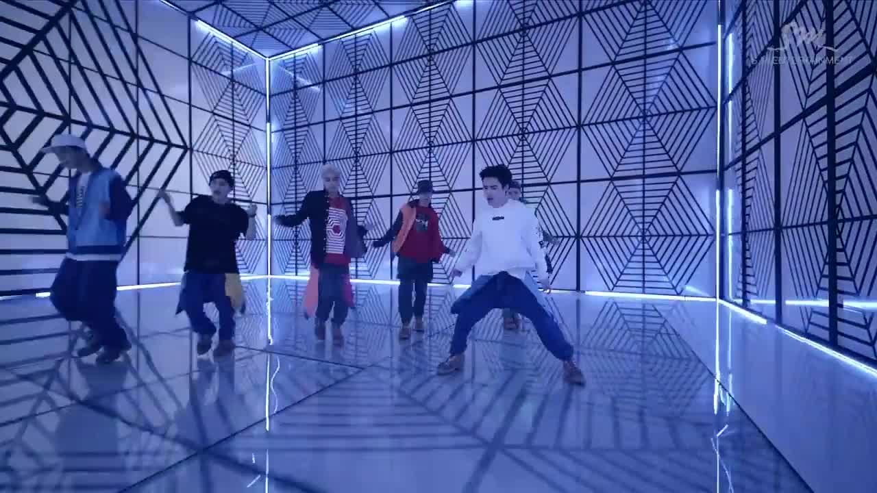 She wants me video clip by EXO - Overdose