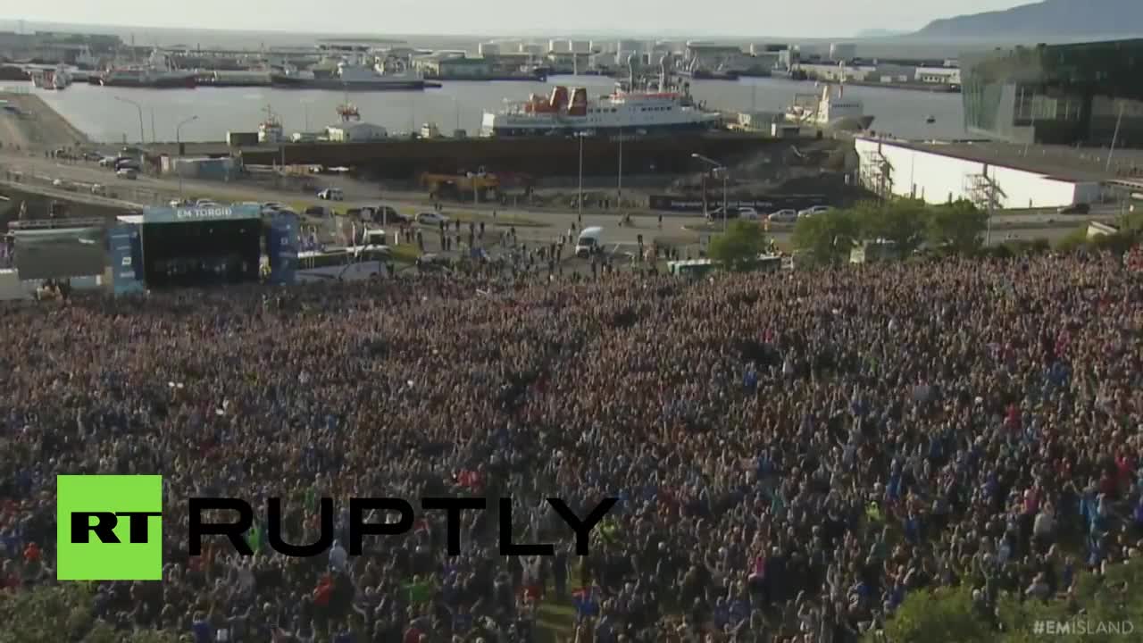 Synchronized Applause video clip by Iceland Fans
