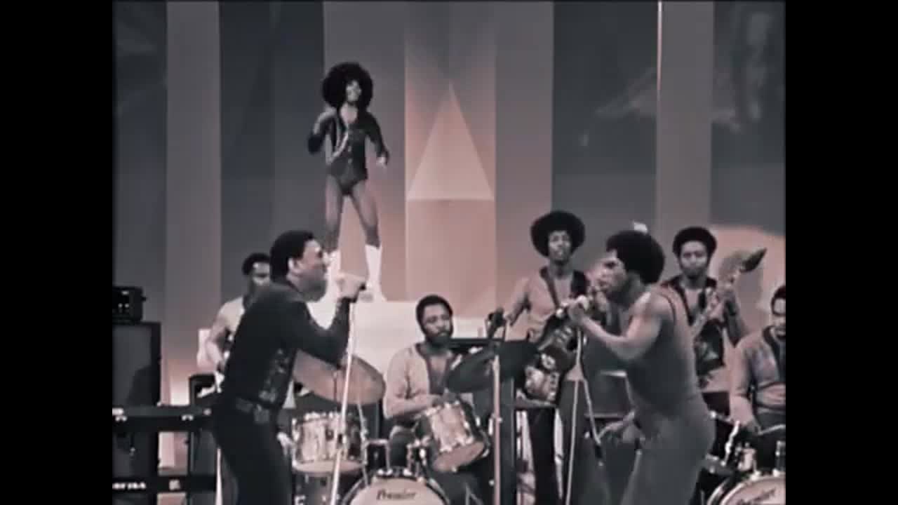 Hit me now! video clip by James Brown