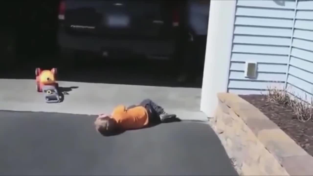 Crying kid video clip by Ultimate Crying Kids